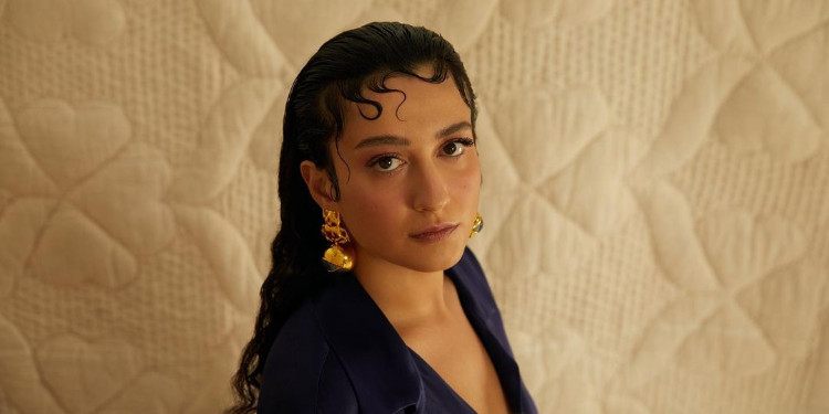 Melike Şahin, Uzun Zamandır Beklenen İlk Solo Albümünü Dinleyicisiyle ...